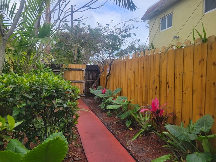 Tropical Vibes—2br 10 Mins To Waves & Wine - Fort Lauderdale, FL