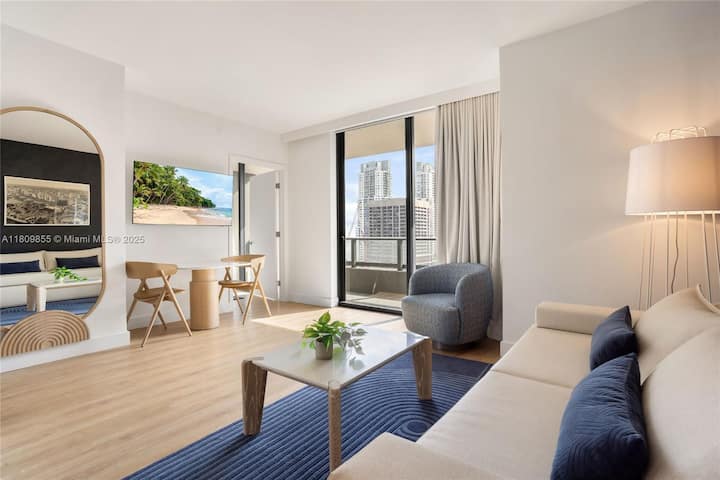 2 Bedroom Stylish Condo Downtown Pool Gym Spa - Miami, FL