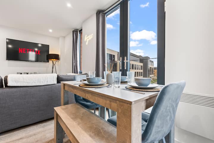 Central - Free Parking - Sleeps 8 - Gym - York