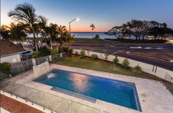 Beachfront Modern 2-story W/ Ocean & Sunset Views - Redcliffe