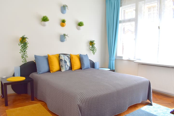 Downtown, Modern 2-bedroom Apartment! - Prague