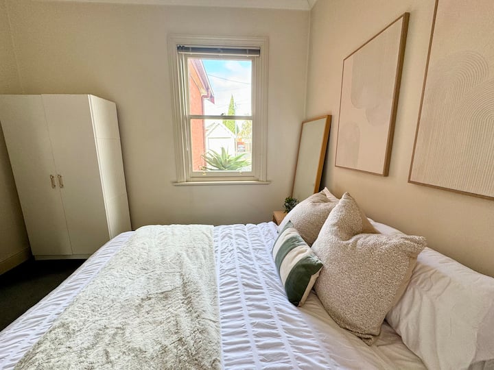 Charming Room Next To Master's In A Shared House - Hobart