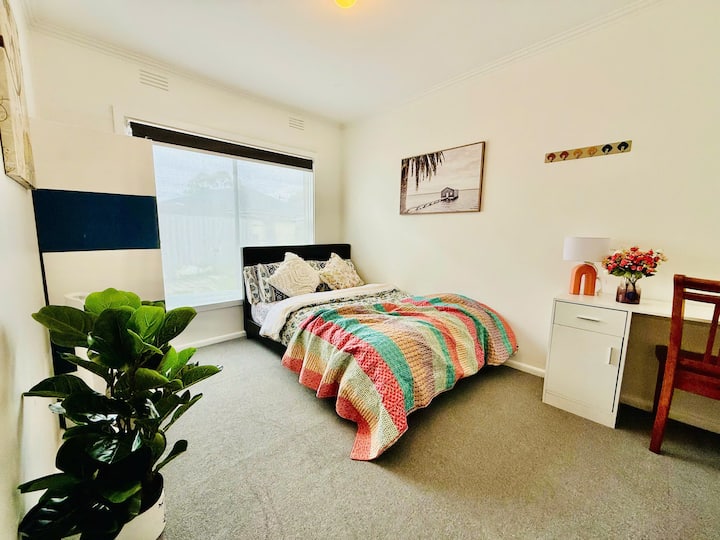 Art Deco Nice 3br Retreat. Free Wifi & Parking - Caroline Springs