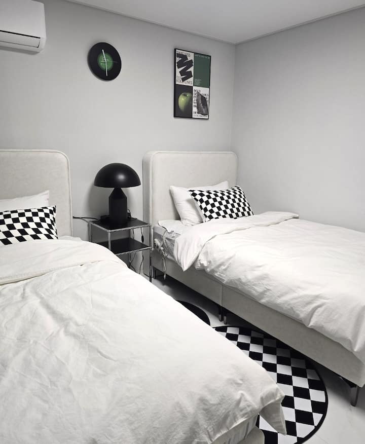 황리단길/침대4개/방3/꿀잠침대/벚꽃/건식사우나/정수기/무료주차/박물관/에어랩/동궁과월지 - 황성동