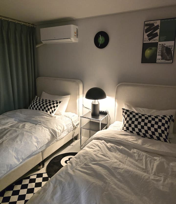 6인숙소/침대4룸3/재방문/건식사우나/황리단길/무료주차/황남빵/에어랩/호텔침구/동궁과월지 - Gyeongju-si