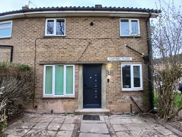 Newly Refurbed | Driveway | 4-br House | 2.5 Baths - 노샘프턴