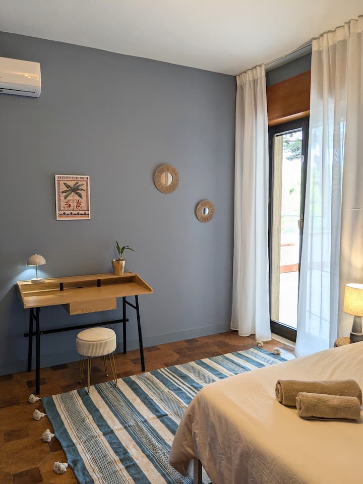 The Place-seaview Room, Shared Bathroom *Free Yoga - Marsala