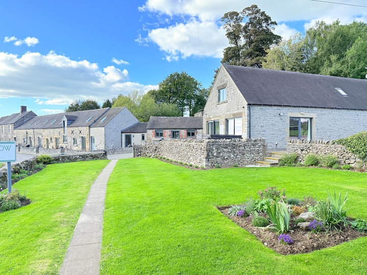Standlow Barn Collection | Sleeps 19, Hot Tub - Derbyshire