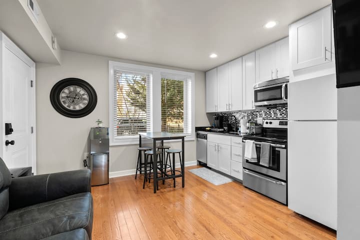 Private City Condo+ 2bd+1bath+free Street Parking - Washington, DC
