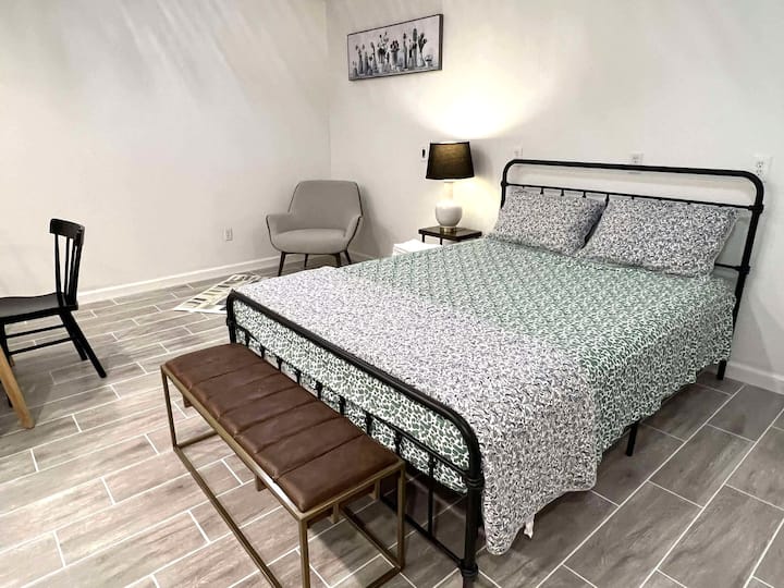 West Htx Backyard Studio Retreat Private Entrance - Westchase - Houston