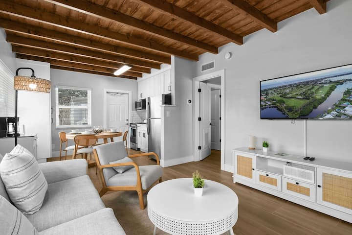 Coastal Escape Apt 2# 1-bed 1-bath Free Parking - West Palm Beach, FL