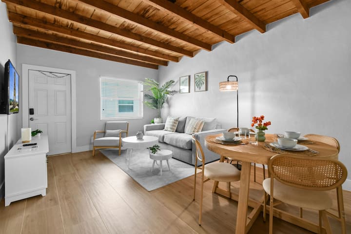 Tropical Tides #8 2b/ 1b Free Parking - Palm Beach, FL