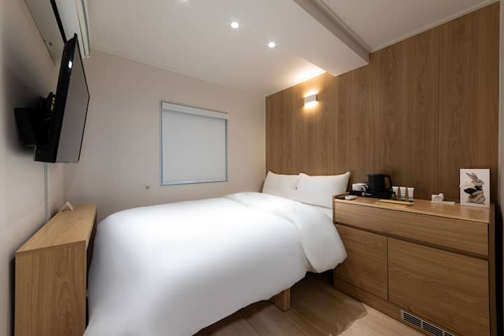 슈페리어더블룸/호텔침구/종로3가역도보1분/안국역,청계천,종각도보가능/cctv안전/짐보관가능 - Seoul