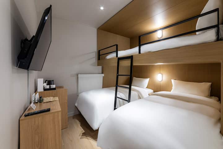 패밀리트리플룸/종로3가역도보1분/호텔침구/4인투숙가능/청계천,인사동,종각도보가능 - Seúl