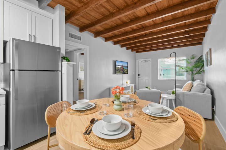 Seaside Serenity #6 2/bed/ 1bath Free Parking - Riviera Beach, FL