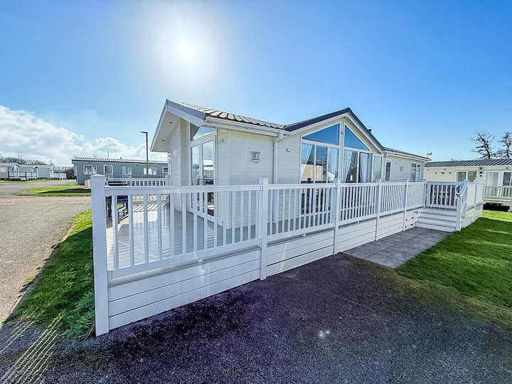 Stunning Lodge With Large Decking Ref 23066w - Snettisham