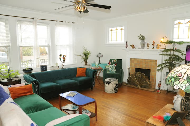 Art Deco Era Apt By The Park - Scranton, PA