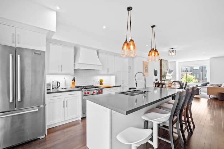 Modern 4br Townhouse, Sleeps 8, Backyard, Parking - Toronto