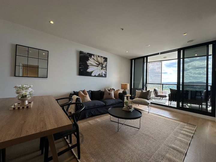 Mountain View 2br W/ Pool, Huge Gym & Parking - Brisbane