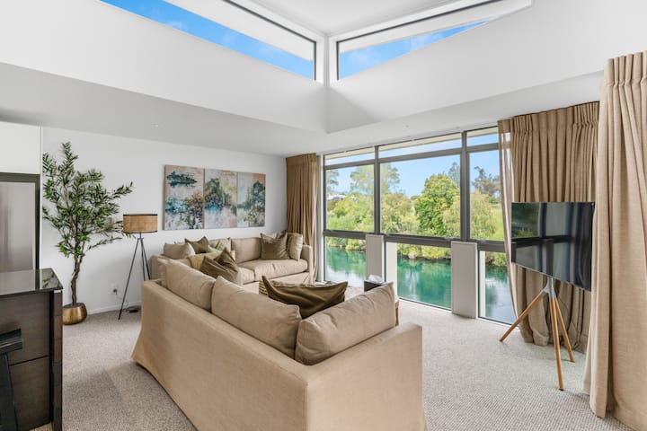 Riverside Oasis - 3 Bdrm, 3 Bathrm + Heated Pool! - Taupo