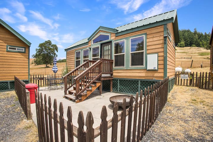 Cozy Cabin Lodge W/ Kitchenette Sleeps 6 - Willits, CA