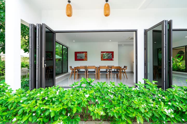 Entire 13br Villa With Breakfast, Pool & Kitchen - Vietnam