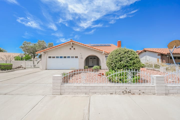 Luxe 4br Villa– Pool, Mini Golf & Strip Access - Henderson, NV