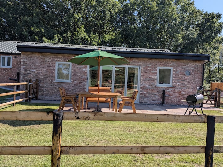 2 King Sized Beds - Cheadle