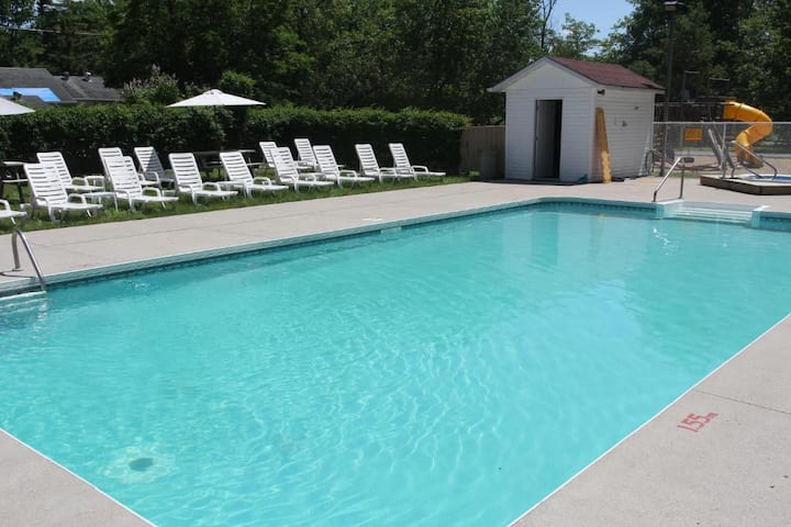 Two Bedroom Cabin/2 Minutes Walk To Beach One - Wasaga Beach
