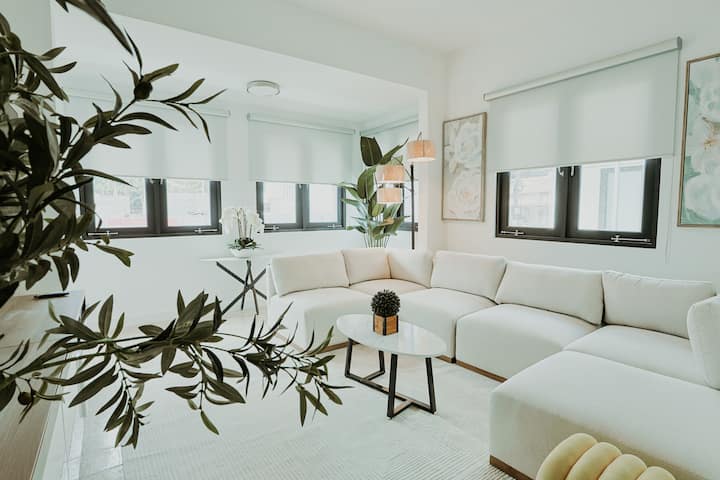 Elegant Home W/king Bed, Private Patio, Ensuites - San Juan