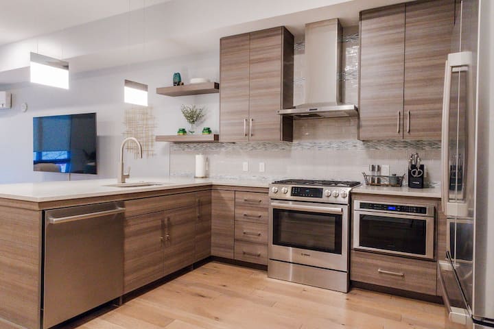 New! Balcony Hot Tub - Downtown Boise Condo - Boise, ID