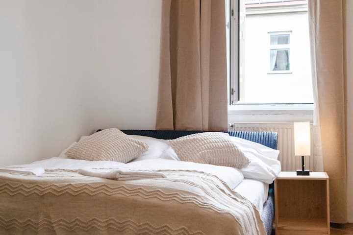 Modern Shared Aprt Room With Cozy Backyard Retreat - Vienna
