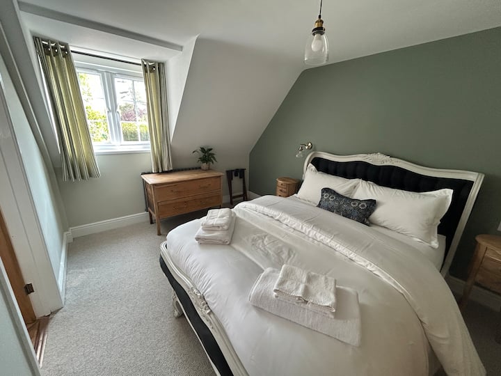 Peaceful Retreat Awaits, Perfect For Work Or Play - Wiltshire