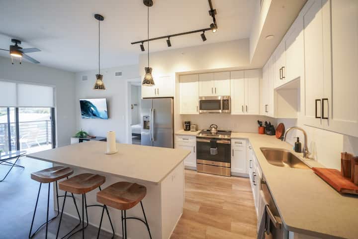 West Palm Beach Escape 2b/2b Free Parking - West Palm Beach, FL