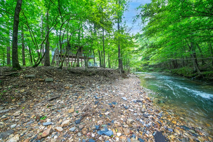 Pam's Treehouse Cabin #1 - Malvern, AR