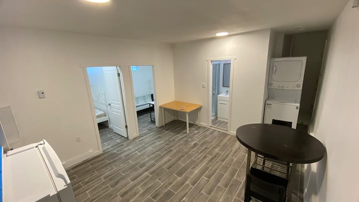 R2-metrotown/skytrain/crystalmall/clean/free W&d - Burnaby