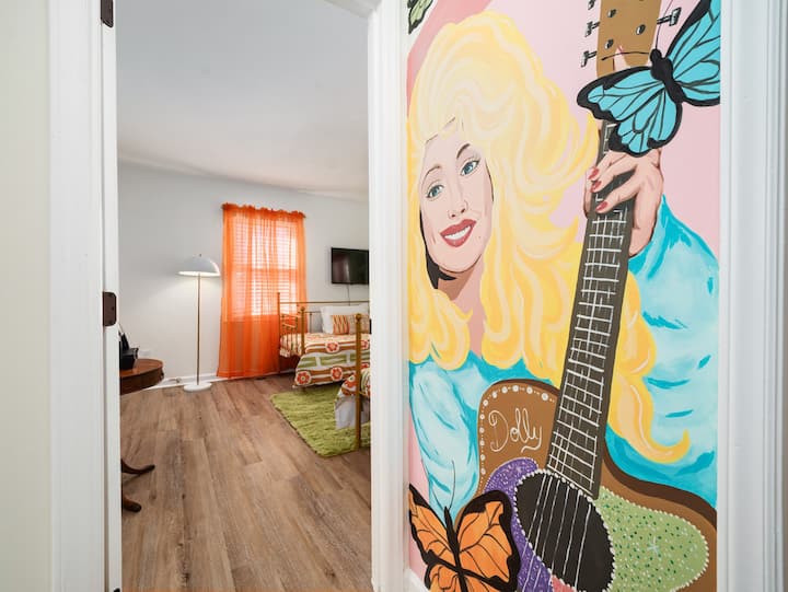 Dolly's Tiki Retreat - North Carolina