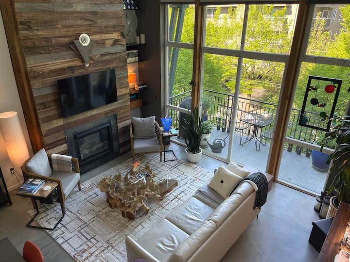 Airy Modern Loft On Capitol Hill - Private Hot Tub - Seattle, WA