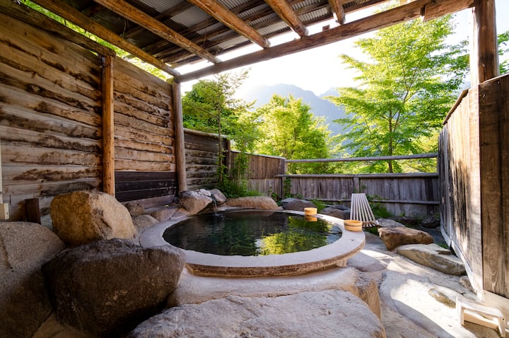 奥飛騨の宿　旅館　焼乃湯｜源泉かけ流し 絶景露天貸切風呂！24時間何度でも入浴可能！1泊2食付き！ - Matsumoto