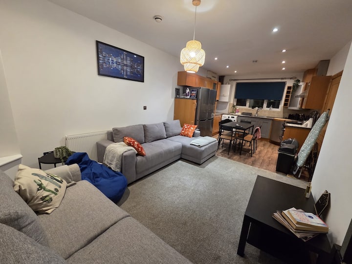 10% Weekly Off | Free Wifi | Parking | Sleeps 8 - Huddersfield