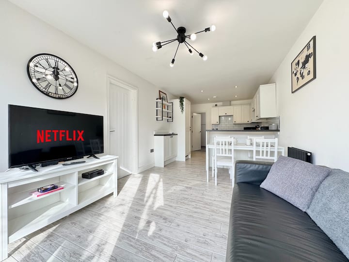 Modern 2 Bedroom Apartment | Near Hospital & Races - Doncaster