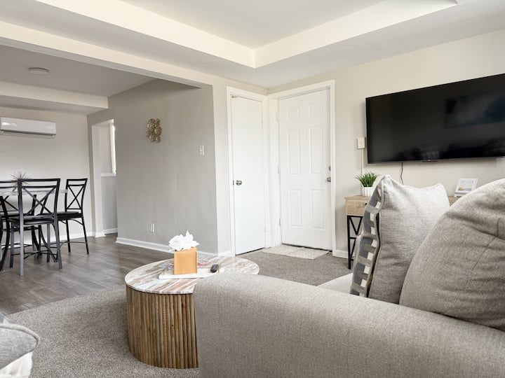 Riverside B1 | Evv 2br Queen/1ba Apt - Evansville, IN