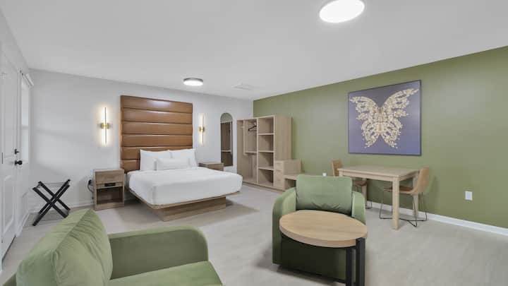 Spacious Hotel Room W/ Kitchenette Near Ochsner - Metairie, LA