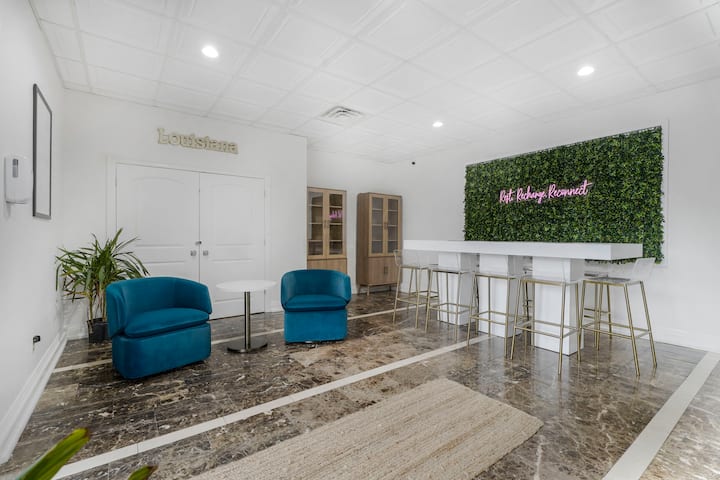 Modern Hotel Room Near Ochsner & New Orleans - Metairie, LA