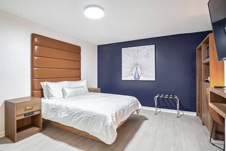 Modern Hotel Room Near Ochsner & New Orleans - Metairie, LA