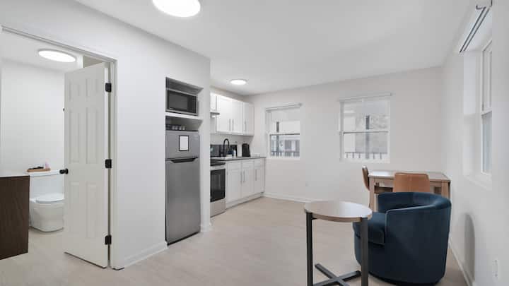 Spacious Corner Studio W/ Kitchen Near Ochsner - Metairie, LA