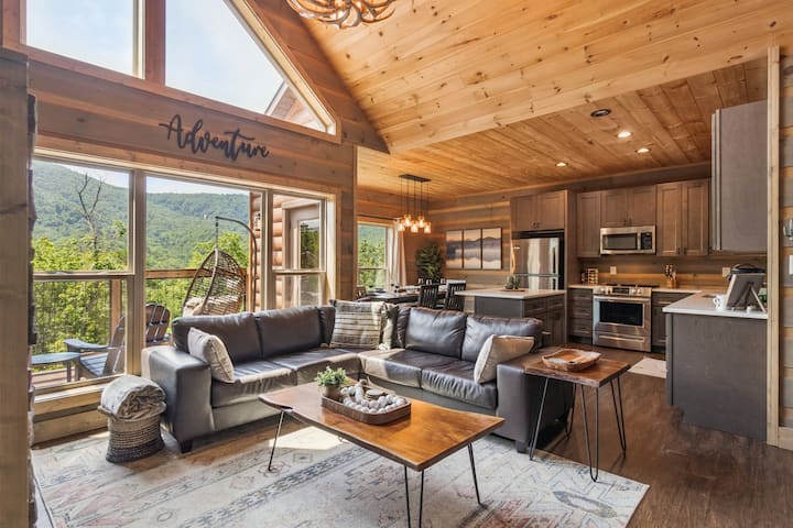 Dreamy Cabin +Mountain Views +Movie Room +Hot Tub - Townsend, TN