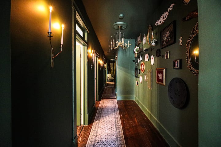 Historic Hideaway By Forsyth - Savannah, GA