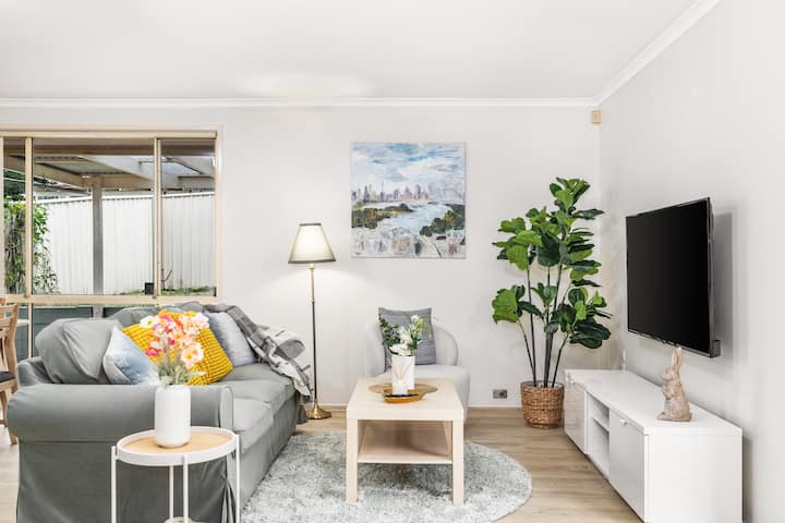 Stayau Cozy 3br Suburban Retreat In Ingleburn - Campbelltown