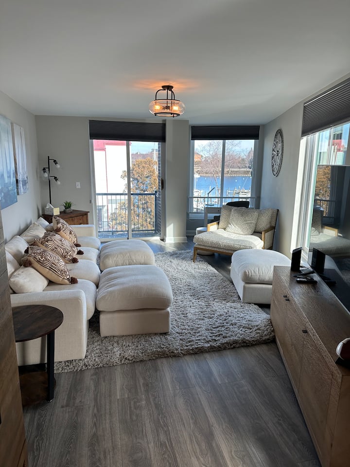 Entire Condo With Waterview, Pool & Parking - Annapolis, MD